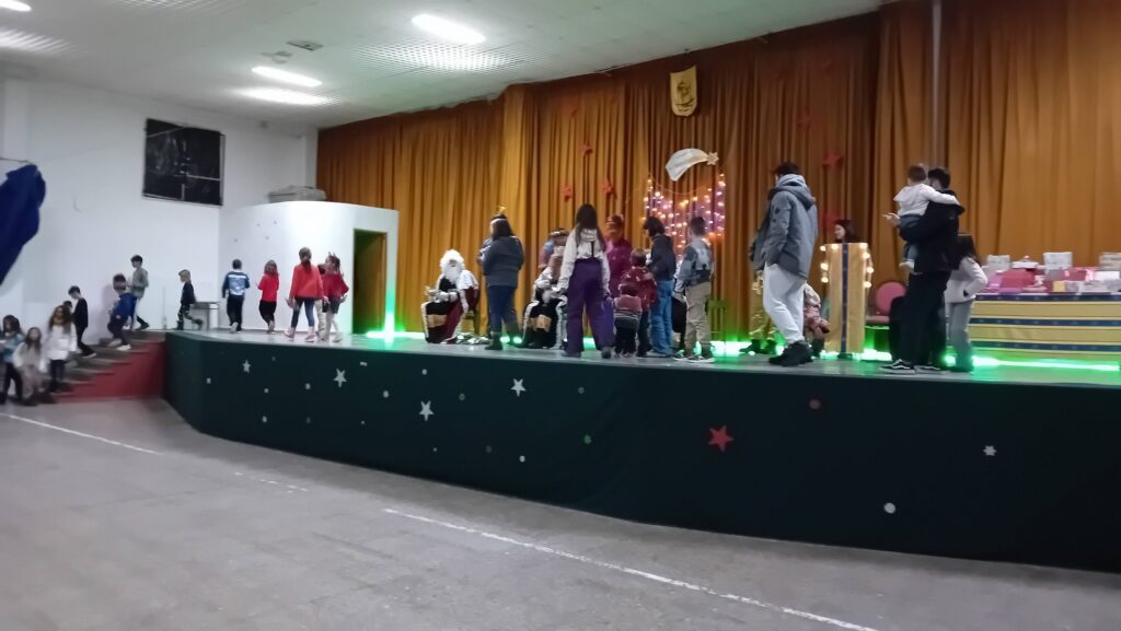 Las fotos. Los Reyes Magos reparten regalos entre los más pequeños de ...